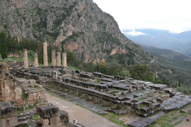 Delphi: Spanish guided one day tour - The Guides and Their Impact