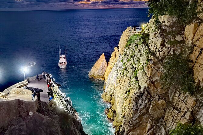 DeLuxe Cliff Divers+Sunset Exhibition byNight w/Different Options - Discovering Acapulco’s Cliff Diving and Sunset Splendor