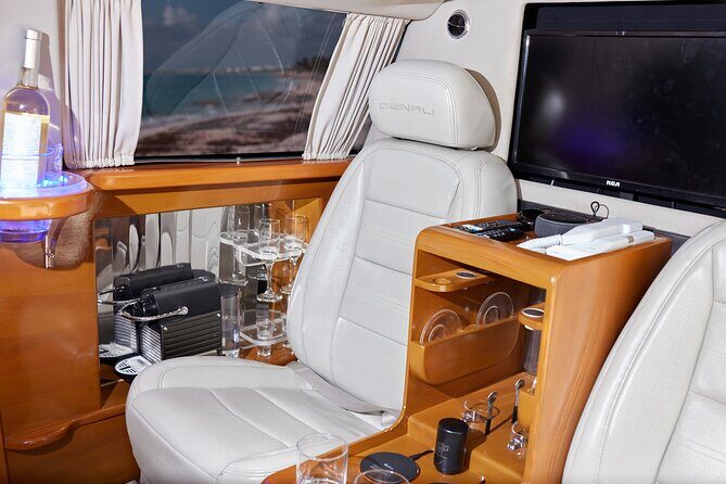 Deluxe GMC Limousine from Cancun Airport to Puerto Morelos - The Ride Experience: Comfort and Amenities