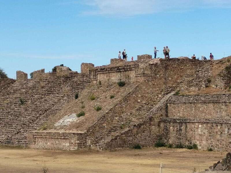 Desde Oaxaca: Monte Albán y el Arte Textil Zapoteca - Exploring Monte Albán: A Journey into Zapotec History