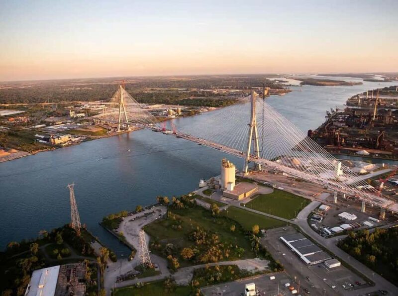 Detroit: Helicopter Rides Over City Landmarks - Key Points