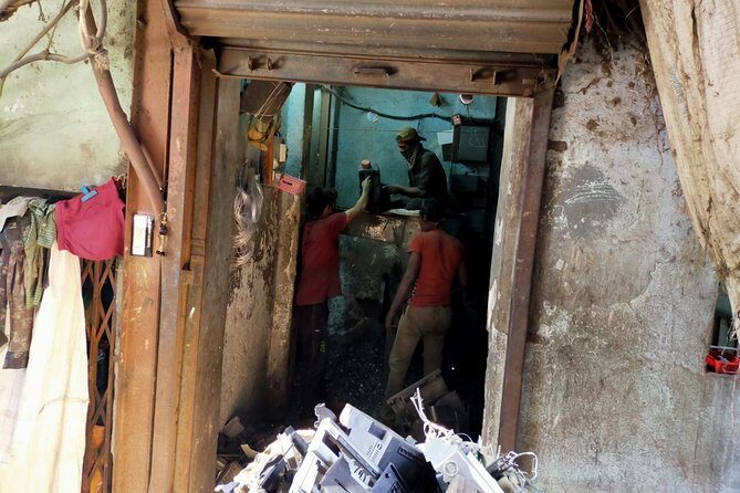 Dharavi Slum Tour in Public Transportation - A Detailed Look at the Dharavi Slum Tour