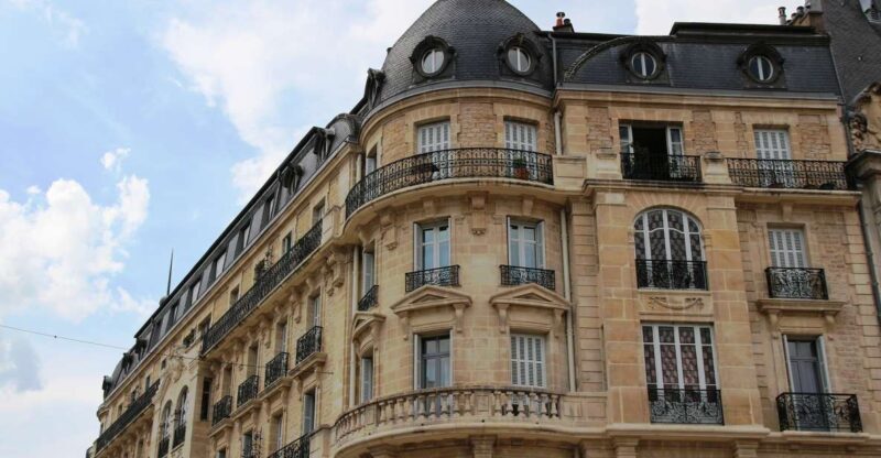 Dijon: Historic Guided Walking Tour - Walking down Rue de la Liberté: The Shopping Street of History