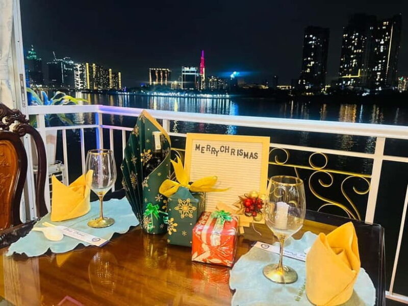 Dinner on Cruise with Buffet/Set menu with live music - Key Points