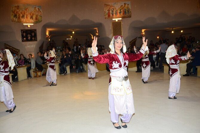Dinner with traditional dance shows in cave restaurants - Key Points