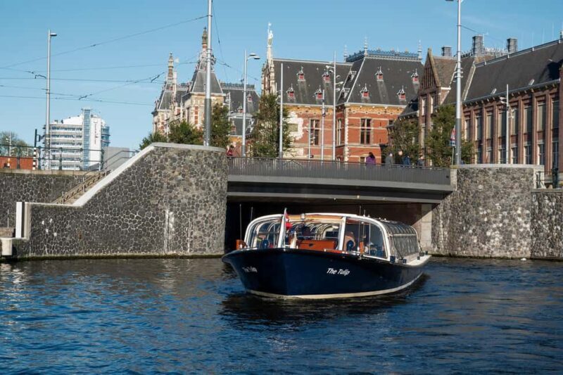 Discover Amsterdam: 75-Minute Luxury Cruise with Commentary - The Experience in Detail