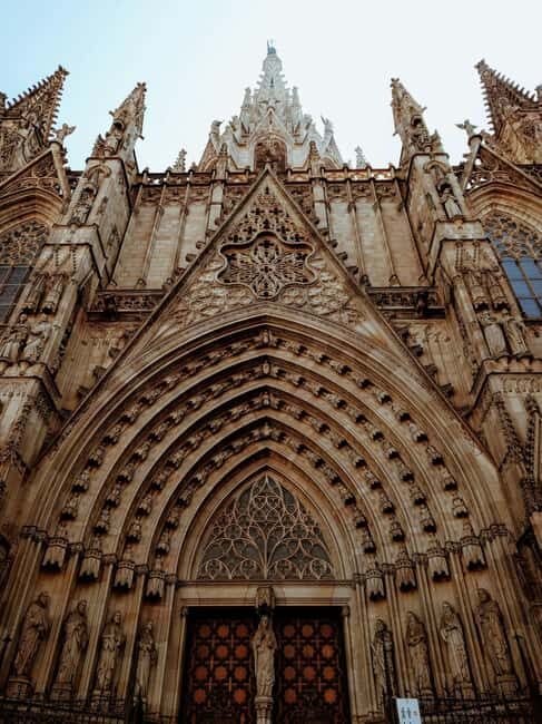 "Discover Barcelona: Private Tour in Arabic with Expert Guide" - Key Points