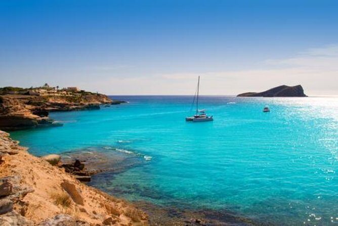 Discover Cala Bassa and Cala Comte on board a catamaran - Key Points