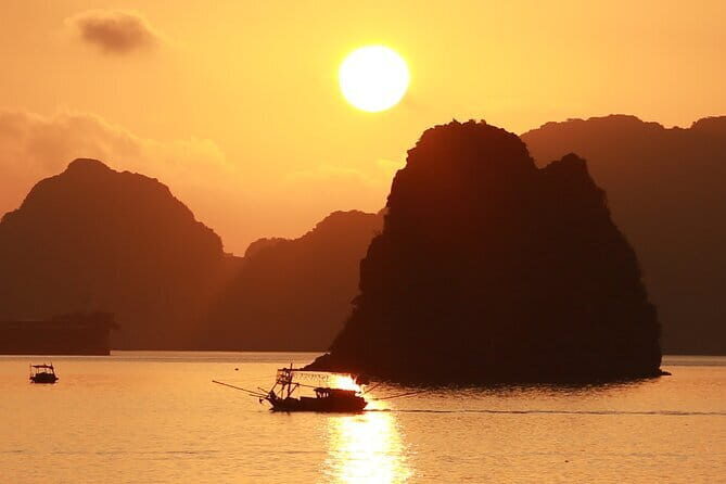 Discover Hanoi on 3-Day Boat and Kayak Expedition - An In-Depth Look at the 3-Day Bai Tu Long Bay Cruise