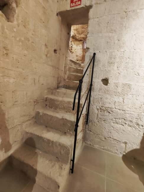 Discover the fascinating Alcazaba: History and unique views - The Enclosures and Their Significance