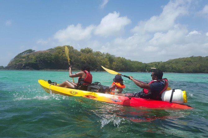 Discover the islands in the bay of Le Robert - Kayak rental half day - Key Points