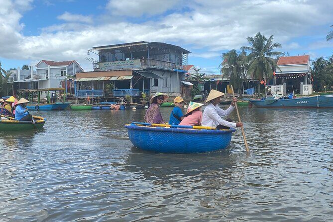 Discovery Basket Boat With Lunch - The Experience in Detail