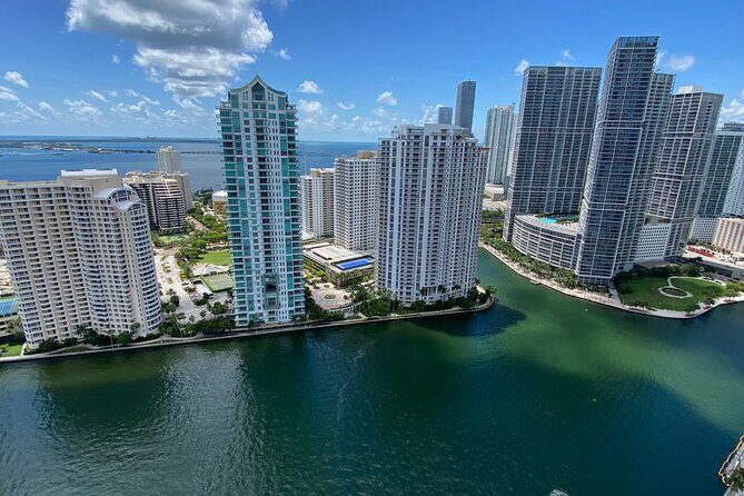 Double Decker City tour & 75 Min Miami Cruise Millionaire homes - The Double Decker Bus: A Classic Sightseeing Choice