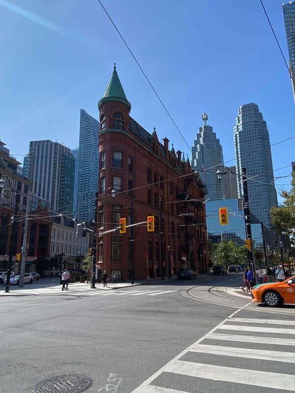 Downtown Toronto: Walking tour experience. English/Spanish - Key Points