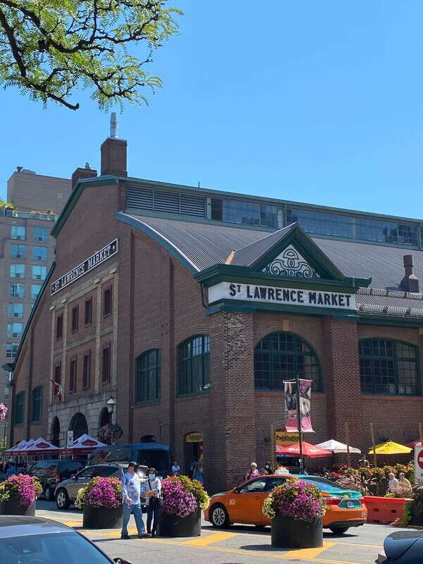 Downtown Toronto: Walking tour experience. English/Spanish - FAQs