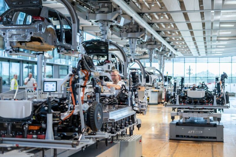 Dresden: Tour of VW's Transparent Factory with breakfast - The Adventure World and Optional Test Drive