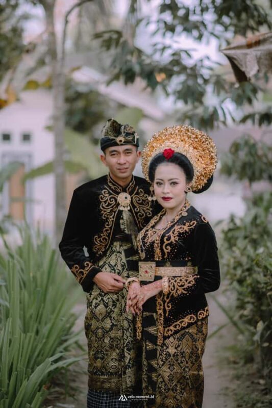 Dress Up Like The King and Queen Of Lombok - Transportation & Practicalities