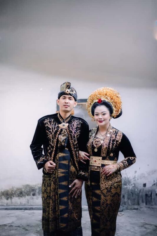 Dress Up Like The King and Queen Of Lombok - FAQ