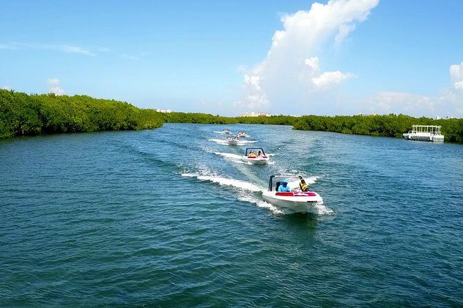 Drive the best speedboat in Cancun and feel the adrenaline. - Exploring Cancun’s Waters from a Speedboat