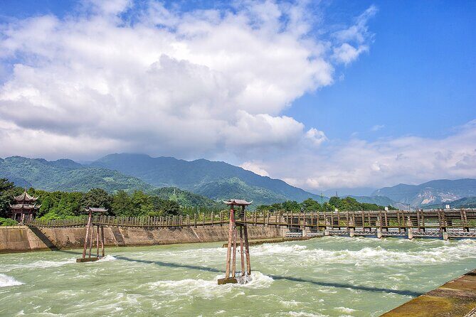 Dujiangyan Irrigation System and Panda Base Day tour - Key Points