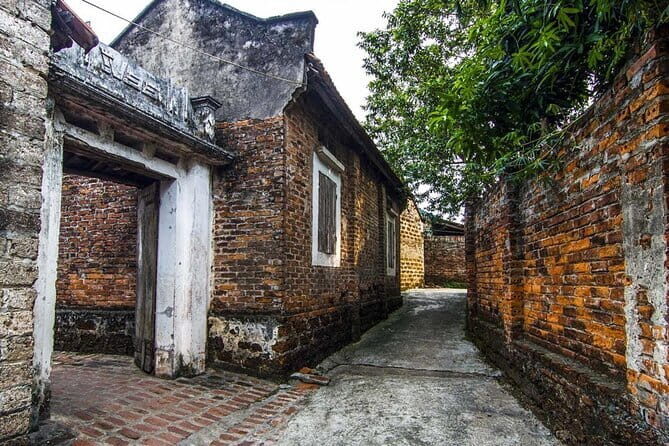 Duong Lam Ancient Village & Thay Pagoda Private Cultural Day Trip - Lunch in a Traditional Vietnamese House