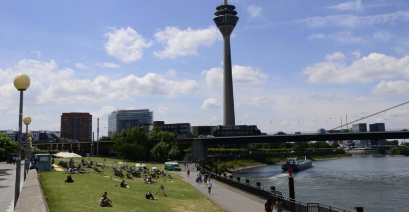 Düsseldorf: Old town and banks of Rhine - heart and lifeline - Key Points