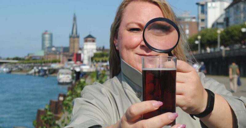 Düsseldorf: Old Town Interactive Crime Tour with actor - Beer, Snacks, and Social Time