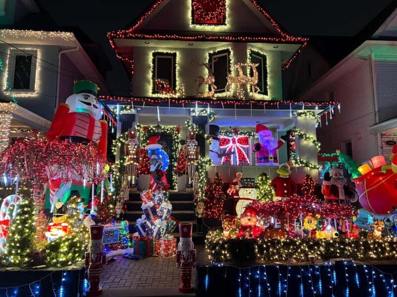 Dyker Heights Christmas Tour: Magic of Christmas in New York - The Experience: Details That Matter