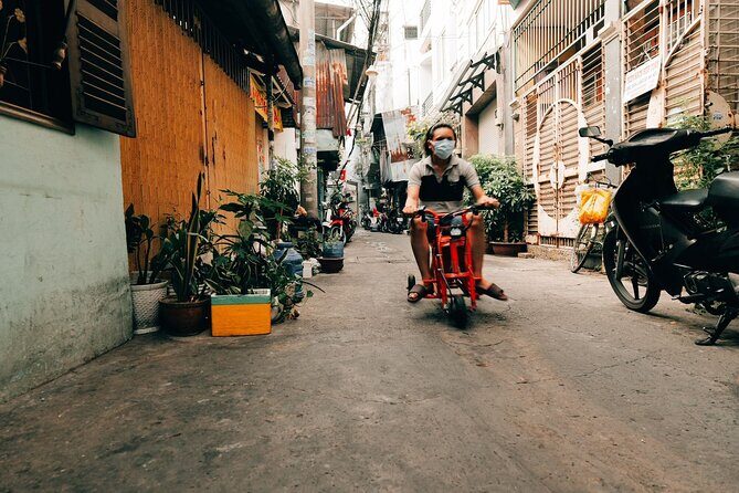 Early Riser Walk: Grandma Noodles, Cafe, Exotic Fruits & History - FAQ