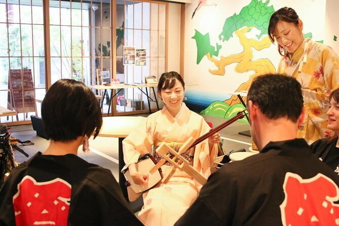 Easy for everyone! Now you can play handmade mini shamisen and show off to everyone! Musical instruments, sweets and live music - What Is the Mini Shamisen Experience?