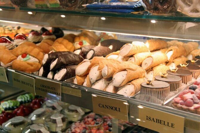 Eat 4 New York Foods and See 30 Sights Walking Tour - Key Points