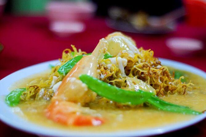 Eat Like a Local: Kuala Lumpur Hawker Center and Street Food Tour by Night - The Guide and Group Atmosphere