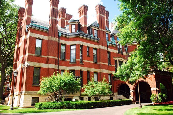 Echoes of Elegance: Chicagos Architectural Splendors - Who Will Love This Tour?