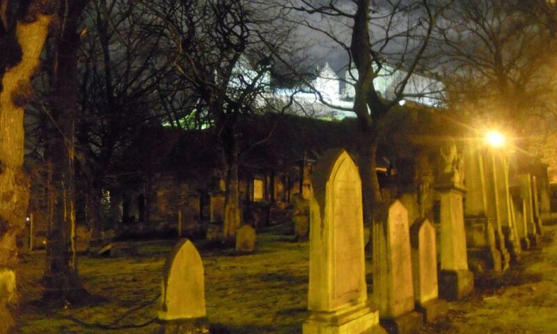 Edinburgh: 2-Hour Ghost Tour in Spanish - A Deeper Look at the Experience