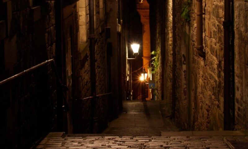 Edinburgh: 2-Hour Ghost Tour in Spanish - Who Will Enjoy This Tour?