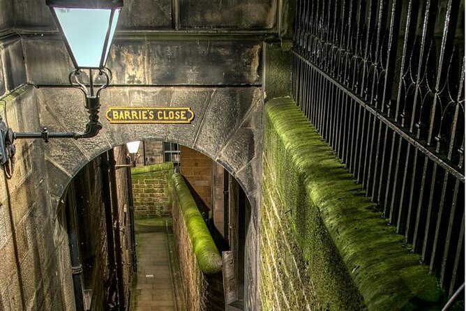 Edinburgh 2 Hour Nighttime Ghost Tour Italian Tour Guide - Setting the Scene: What This Tour Is About