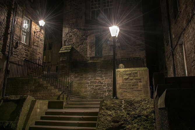 Edinburgh 2 Hour Nighttime Ghost Tour Italian Tour Guide - What to Expect from the Experience