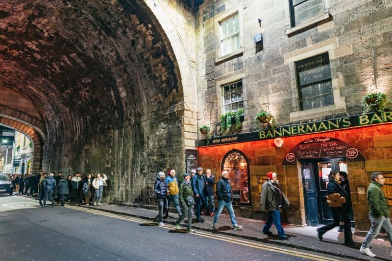 Edinburgh: 7 Bar Pub Crawl with 7 Shots & Discounts - The Role of the Guide