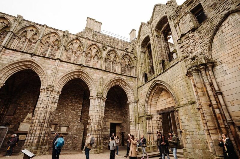Edinburgh: Castle, Holyrood & Royal Mile Guided Tour - Holyrood Palace or Whisky Tasting: The Final Touch