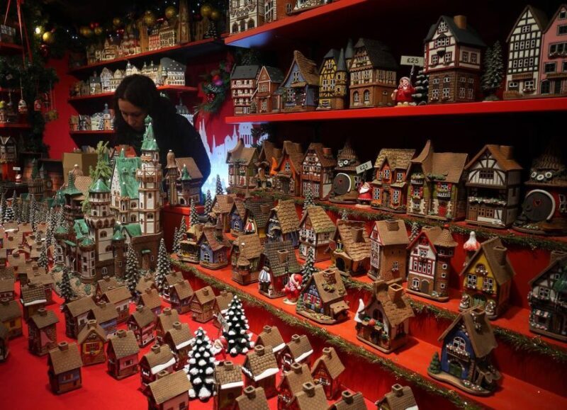 Edinburgh: Christmas Walking Tour with Gingerbread Treat - A Detailed Look at the Edinburgh Christmas Walking Tour