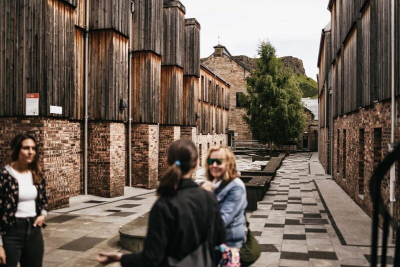 Edinburgh: Old Town Guided Walking Tour and Beer Tasting - Exploring Edinburgh’s Old Town through the Lens of Beer
