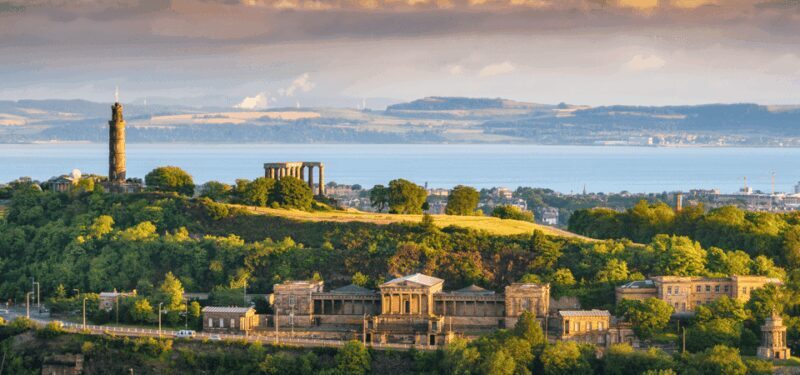 Edinburgh: Old Town Walking Tour with an APP - Key Points