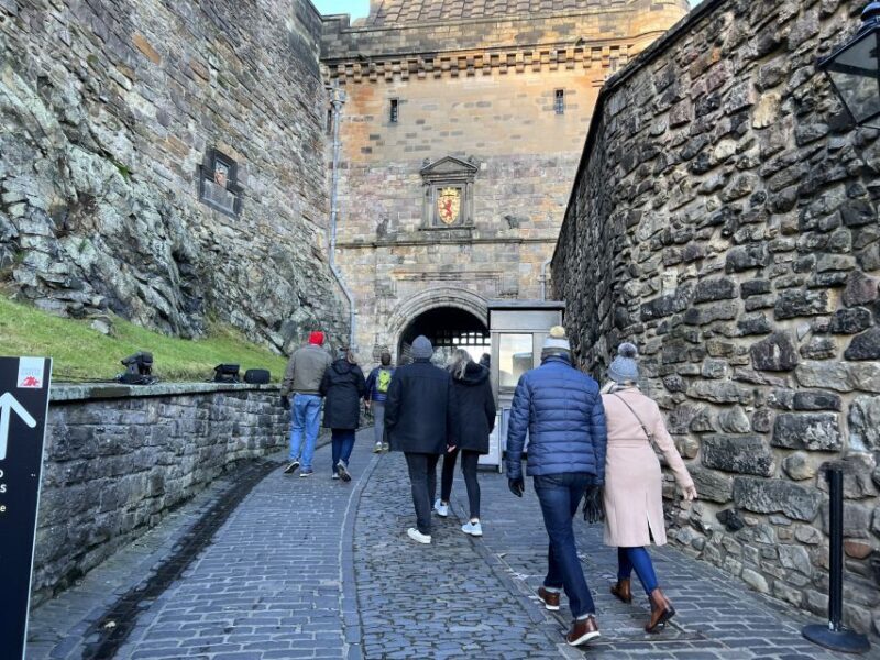 Edinburgh: Private Guided Tour of the Edinburgh Castle - FAQs