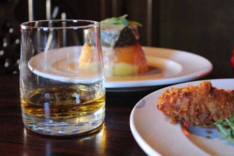 Edinburgh: Whisky Flight in one of the oldest pubs - Key Points