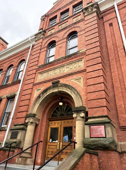 Edmonton: 3-Hour City Highlights Walking Tour With Guide - A Dive into the Edmonton Experience