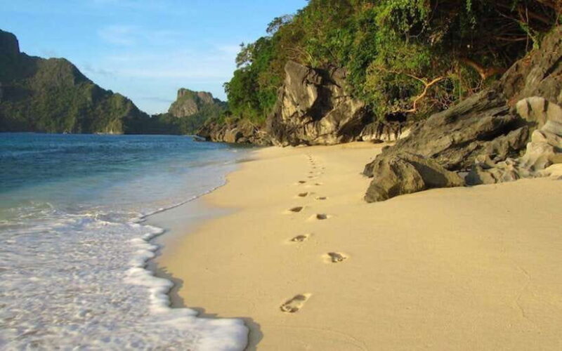 El Nido: Hidden Beaches and Lagoons Boat Hopping Tour D - Group Size and Guides