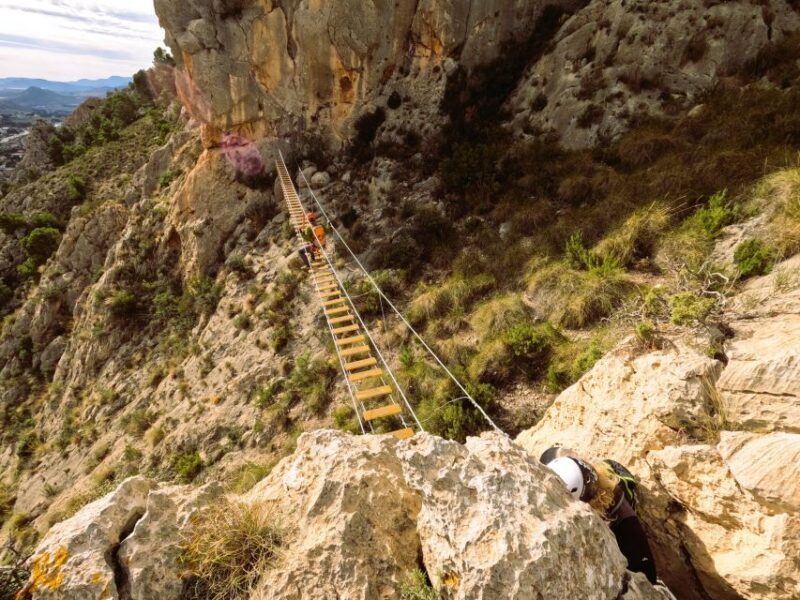 Elda: Ferrata Bolón, tirolina récord. - The Highlights That Make It Special