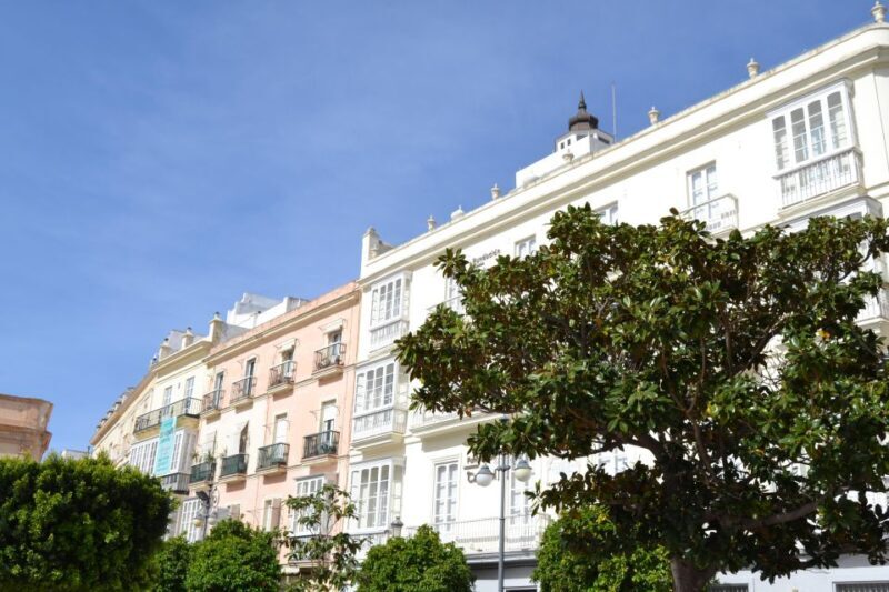 English Cádiz Tour: Walking Tour with Local Guide - The Guide: Knowledgeable and Approachable