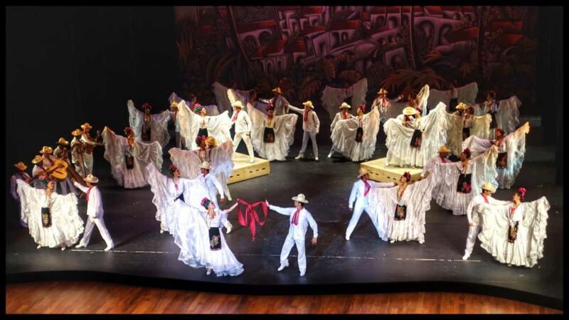 Enjoy the Folkloric Ballet at the Palacio de Bellas Artes - The Performance: A Closer Look