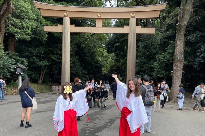 "Enjoy Tokyo Tour" Harajuku Meiji-jingu & Delicious Sake Tasting - Yoyogi Park: Sake Tasting and Seasonal Beauty